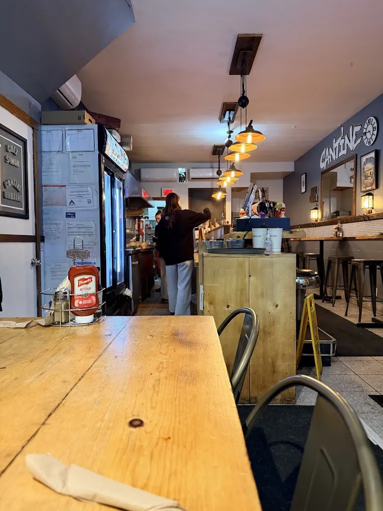 Chez Simon Cantine Urbaine, Montréal-Est | Menu, Photos, Avis & Réservation